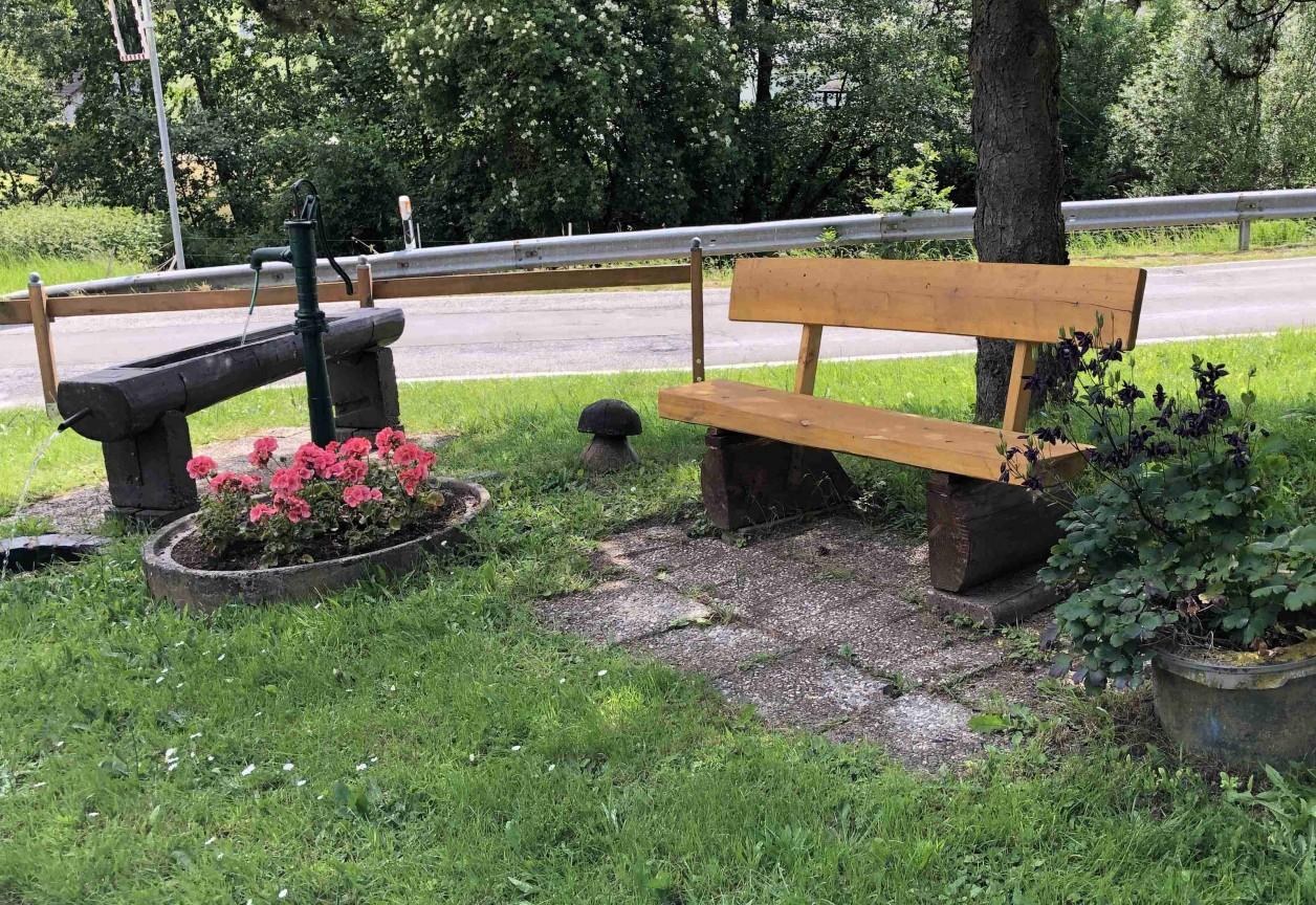 Neue Holzbank beim Holzbrunnen | Ortsgemeinde Krummenau